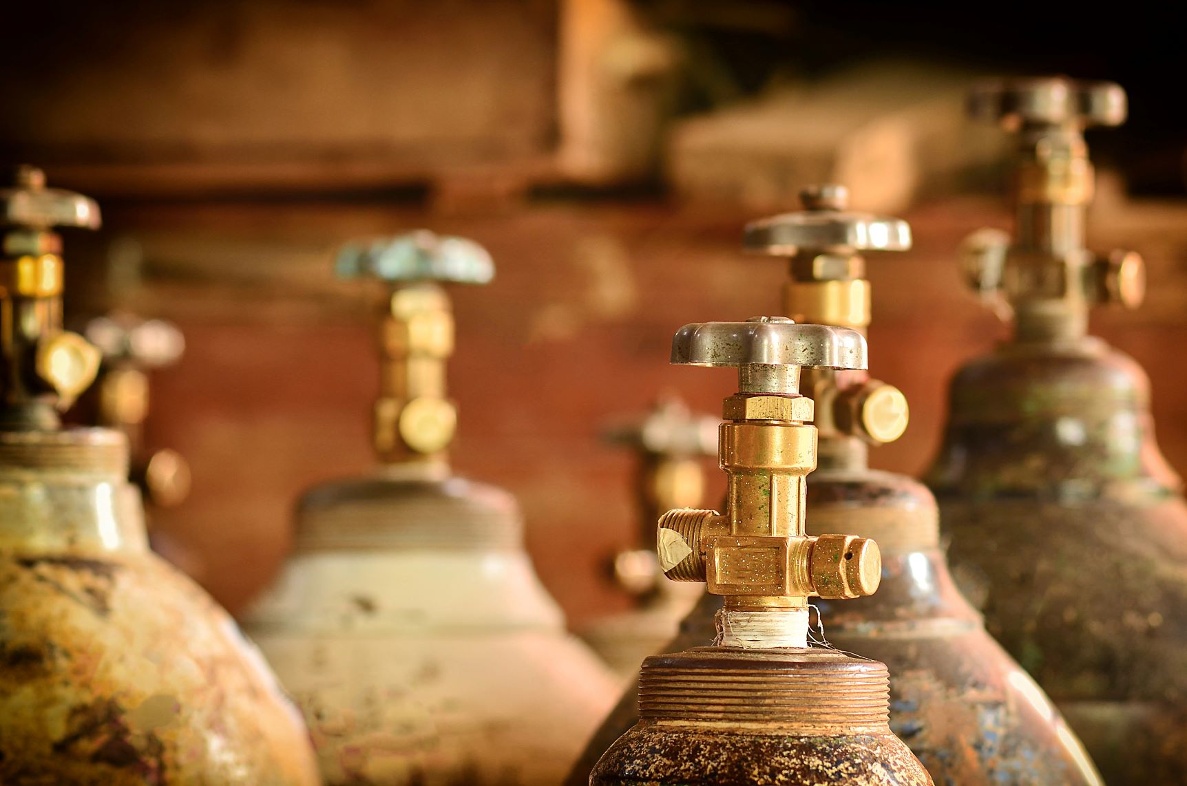 Helium Cylinder Storage: Choosing the Right Cage System - Anthony Carts ...